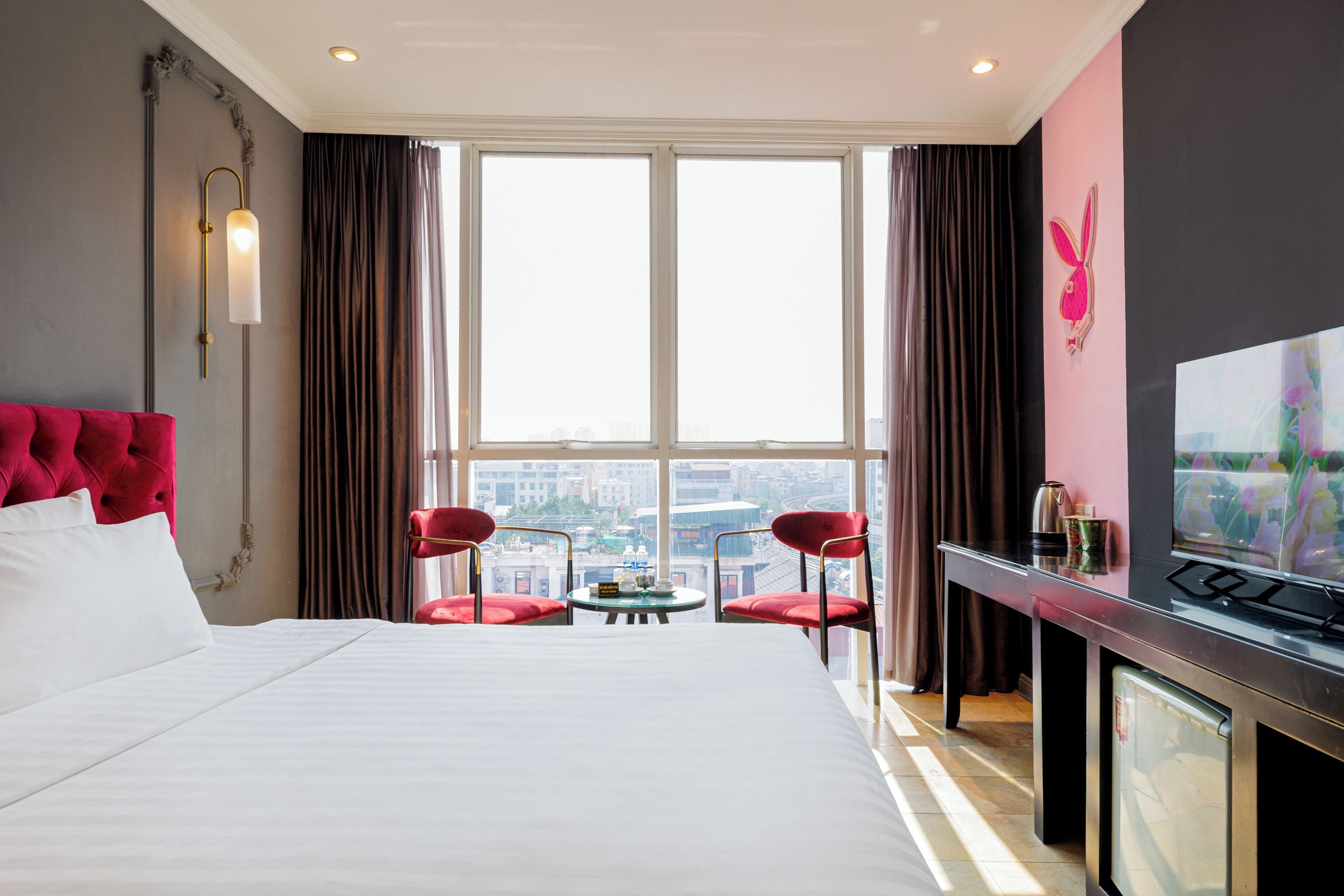 Suíte luxo | Frigobar (abastecido com itens grátis), escrivaninha