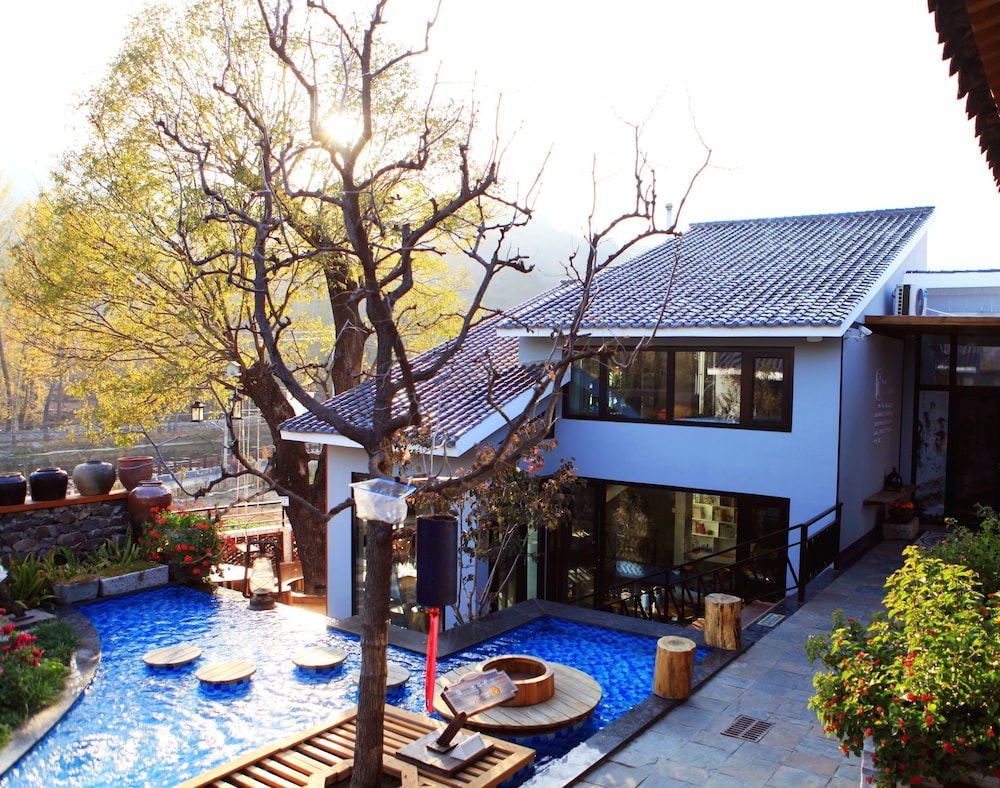 Carpenter's Rustic Courtyard-great Wall - Beijing