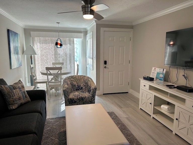 Condominio De 2 Dormitorios Frente Al Mar. Excelentes Servicios Incluidos. Playa Privada. Buena Ubicación. En La Ruta Del Tranvía. Perfecto Para Parejas O Familias. Administrador De La Propiedad Incluido. - Sarasota, FL