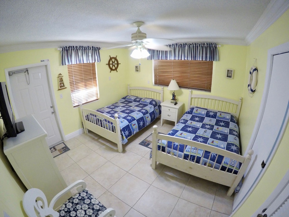Duplex In Duck Key, 2 Bedroom/2 Bath, W/private 90' Dock, Trailer Storage Incl - Florida Keys