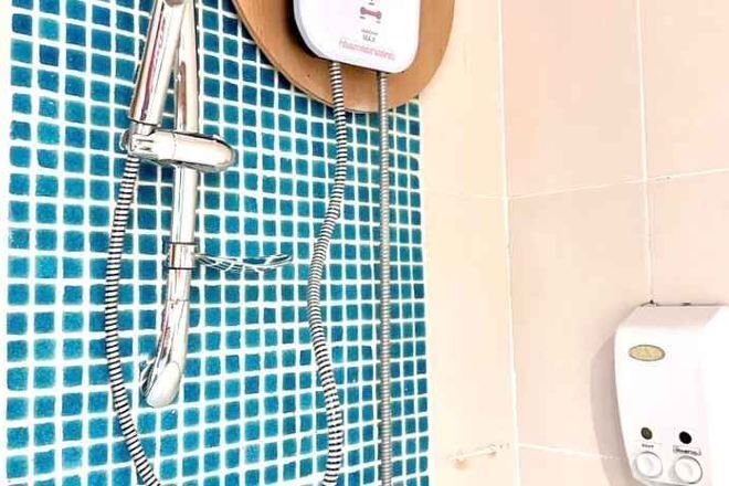 Casa de banho | Um polibã, artigos de higiene pessoal grátis, chinelos 