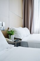 Quarto Triplo, várias camas, não fumadores | Secretária, cortinas/cortinados opacos, Wi-fi grátis 