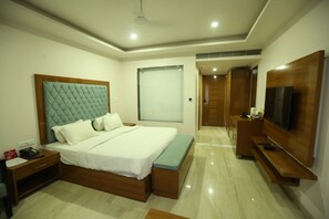 1 quarto, cofre no quarto, com decoração personalizada 