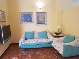 Apartamento, várias camas, para não fumantes | Área de estar | TV de tela plana