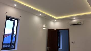 Frigobar, cofres nos quartos, escrivaninha, cortinas blackout