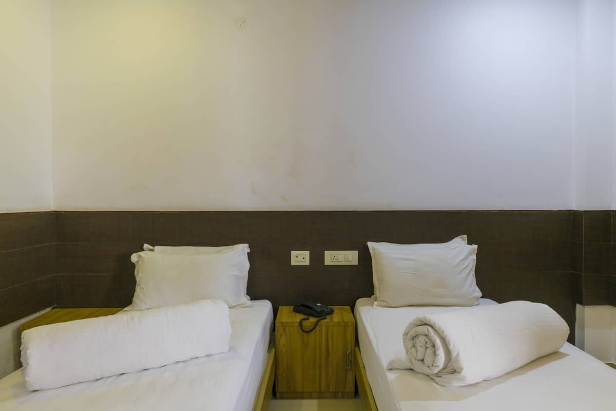Quarto Duplo Deluxe, várias camas, não fumadores, Vista para a cidade | Cofre no quarto, secretária, camas desdobráveis, Wi-fi grátis