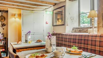 Café da manhã inglês grátis todos os dias