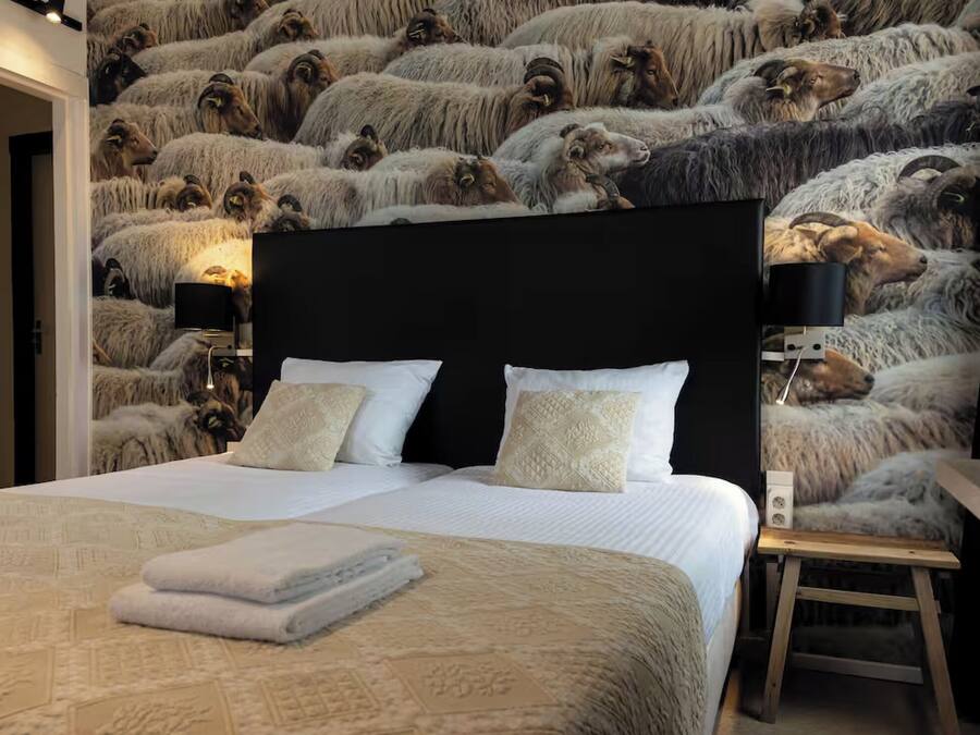 Quarto casal, em edifício anexo | Roupas de cama premium, cofres nos quartos, escrivaninha