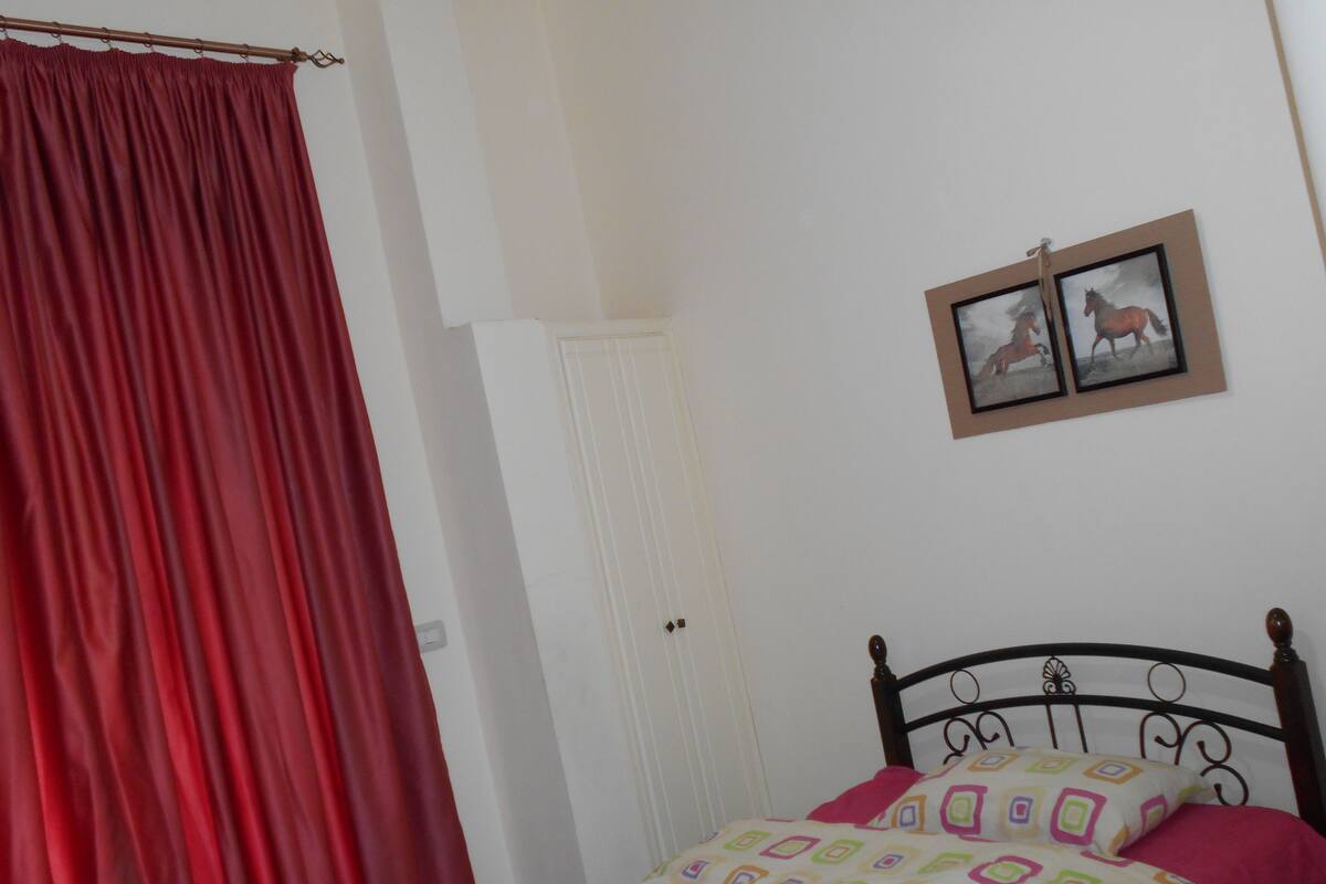 Quarto básico, 2 camas de solteiro, para não fumantes | Sacada