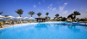 2 piscinas externas, espreguiçadeiras