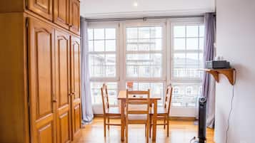 Estúdio, 3 camas individuais | Cofre no quarto, com decoração personalizada