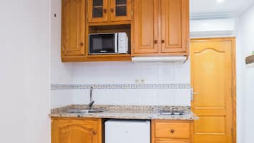 Estúdio, 1 cama de casal | Cozinha privada | Um frigorífico, um micro-ondas, uma placa de cozinha