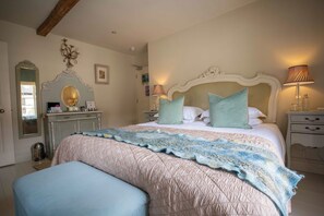 Quarto Duplo de Luxo (Lady of the Lake) | Lençóis de algodão egípcio, secretária, cortinas/cortinados opacos