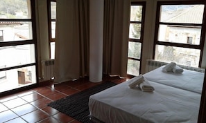Quarto Twin | Secretária, cortinas/cortinados opacos, Wi-fi grátis 