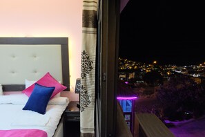 Quarto casal luxo | Cofres nos quartos, cortinas blackout, ferros/tábuas de passar roupa