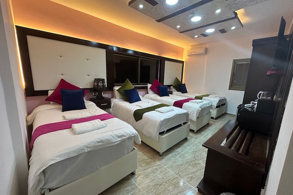 Quarto Quádruplo Deluxe | Cofre no quarto, cortinas/cortinados opacos, ferro/tábua de engomar