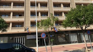 Um edifício de hotel com vários andares, varandas e uma placa com a inscrição 'HOTEL VENT DE MIER'.