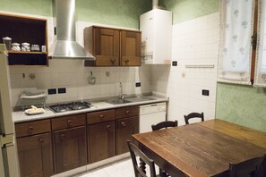 Apartamento Design, 2 quartos | Cozinha privada | Um frigorífico/congelador grande, um micro-ondas, um forno