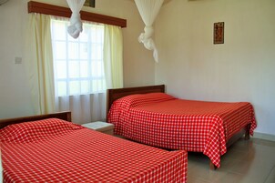 Quarto casal ou duplo, 1 cama Queen, para não fumantes | Escrivaninha, cortinas blackout, quartos à prova de som, roupa de cama