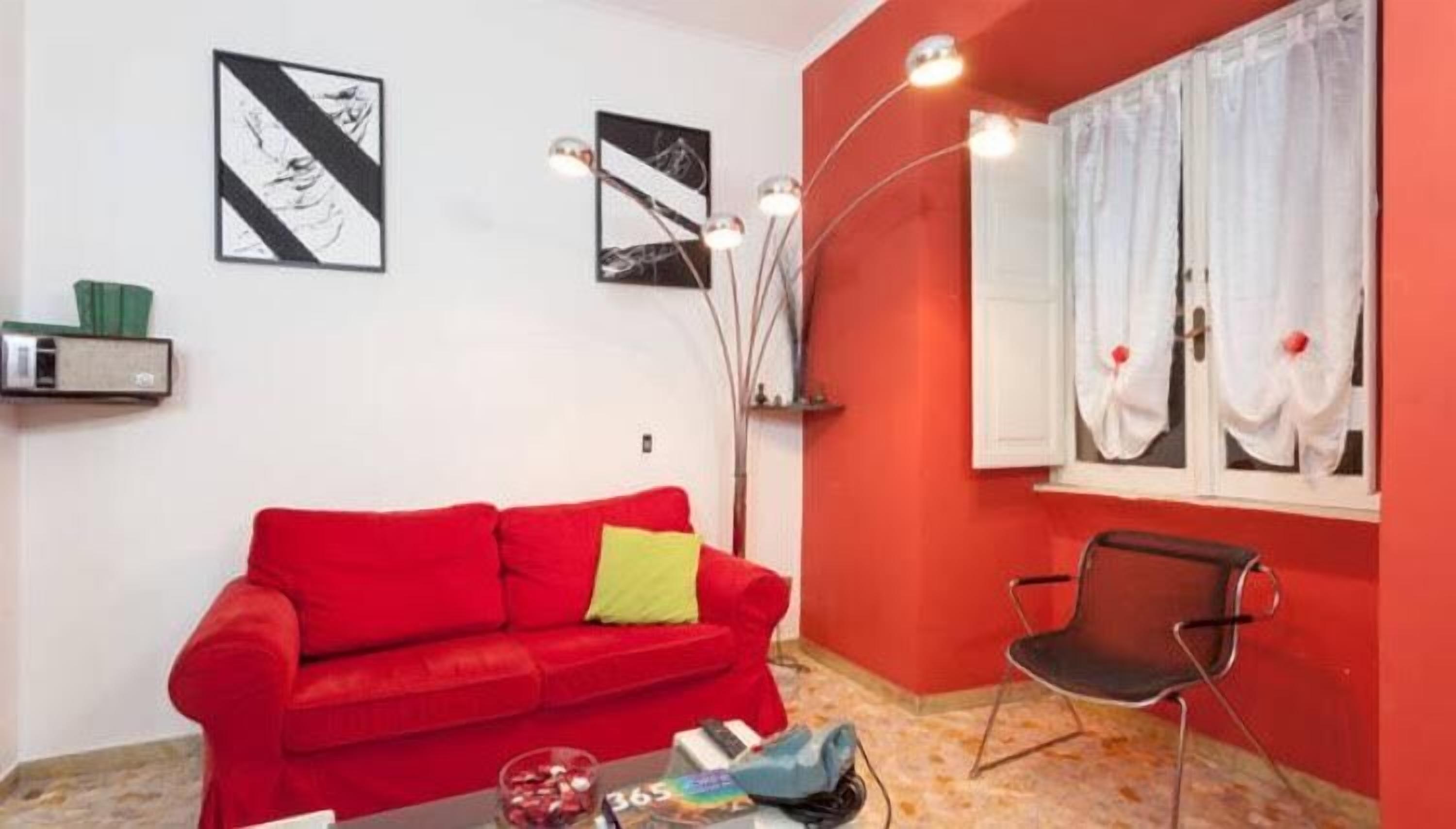 Apartamento, 4 quartos | Sala de estar | Televisor 