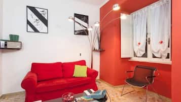 Apartamento, 4 quartos | Sala de estar | Televisor