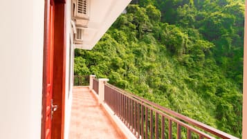 Quarto família | Frigobar, escrivaninha, espaço de trabalho para notebook