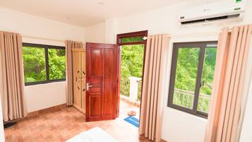 Frigobar, escrivaninha, espaço de trabalho para notebook