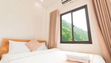 Frigobar, escrivaninha, espaço de trabalho para notebook