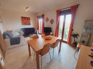 2 Bedrooms Apartments Superior (Sagrada Familia Views) | Área de estar | TV de tela plana 20 polegadas com canais via satélite, TV