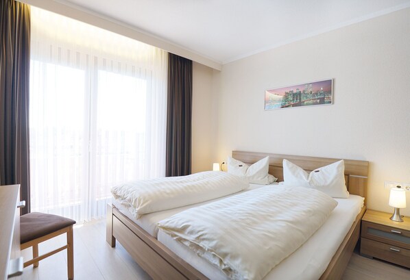 Quarto casal standard | Frigobar, cofres nos quartos, escrivaninha, cortinas blackout