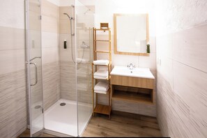 Um polibã, um secador de cabelo, toalhas fornecidas