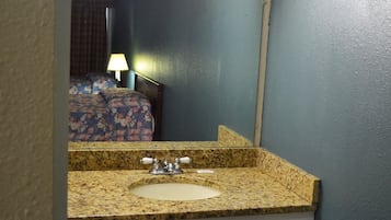 Quarto solteiro | Pia do banheiro