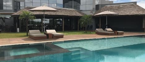 Piscina exterior, da(s) 8:00 à(s) 20:00, espreguiçadeiras