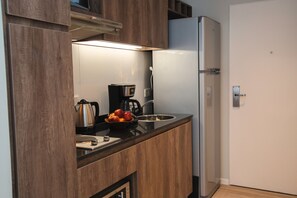 Estúdio Superior, 1 cama queen-size | Cozinha privada | Um frigorífico/congelador grande, um micro-ondas, uma placa de cozinha 