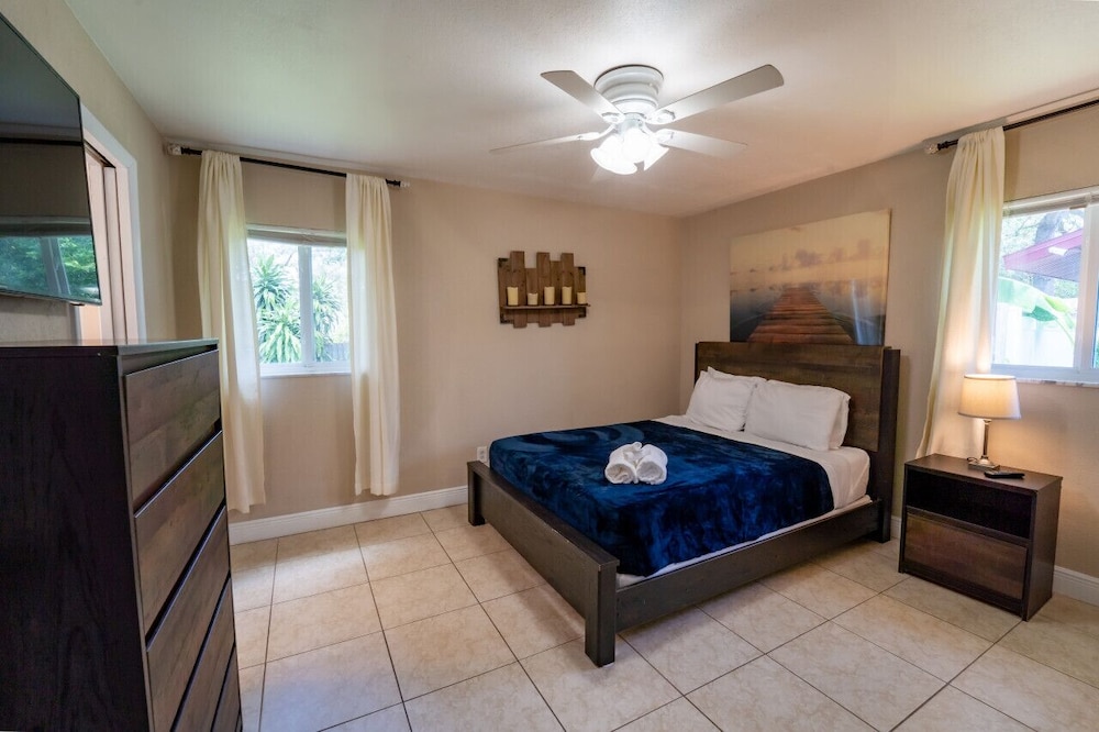 Usf Hideaway Steps From Usf & Moffitt, Pet-friendly 3br Home With Backyard - Tampa, FL