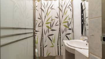 Apartamento família, 1 quarto | Banheiro | Chuveiro, produtos de toalete grátis, secador de cabelo, chinelos