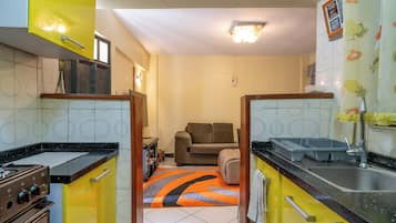 Apartamento Familiar, 1 quarto | Cozinha privada | Um frigorífico/congelador grande, um micro-ondas, um forno