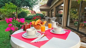 Pequeno-almoço continental diário mediante uma taxa