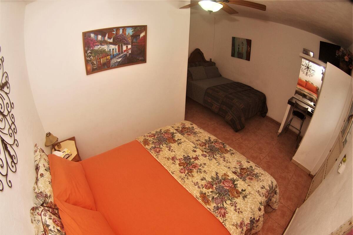Ferro/tábua de engomar, roupa de cama fornecida 