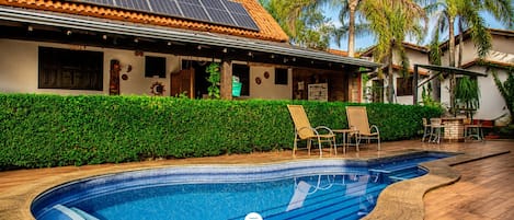 Suíte Bem-te-vi - Pousada Quinta dos Quintais | Piscina | Piscina exterior, guarda-sóis