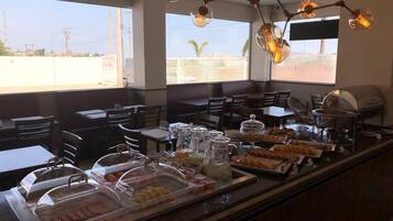 Café da manhã com buffet grátis todos os dias