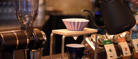 Máquina de café com vaporizador de leite e moedor.