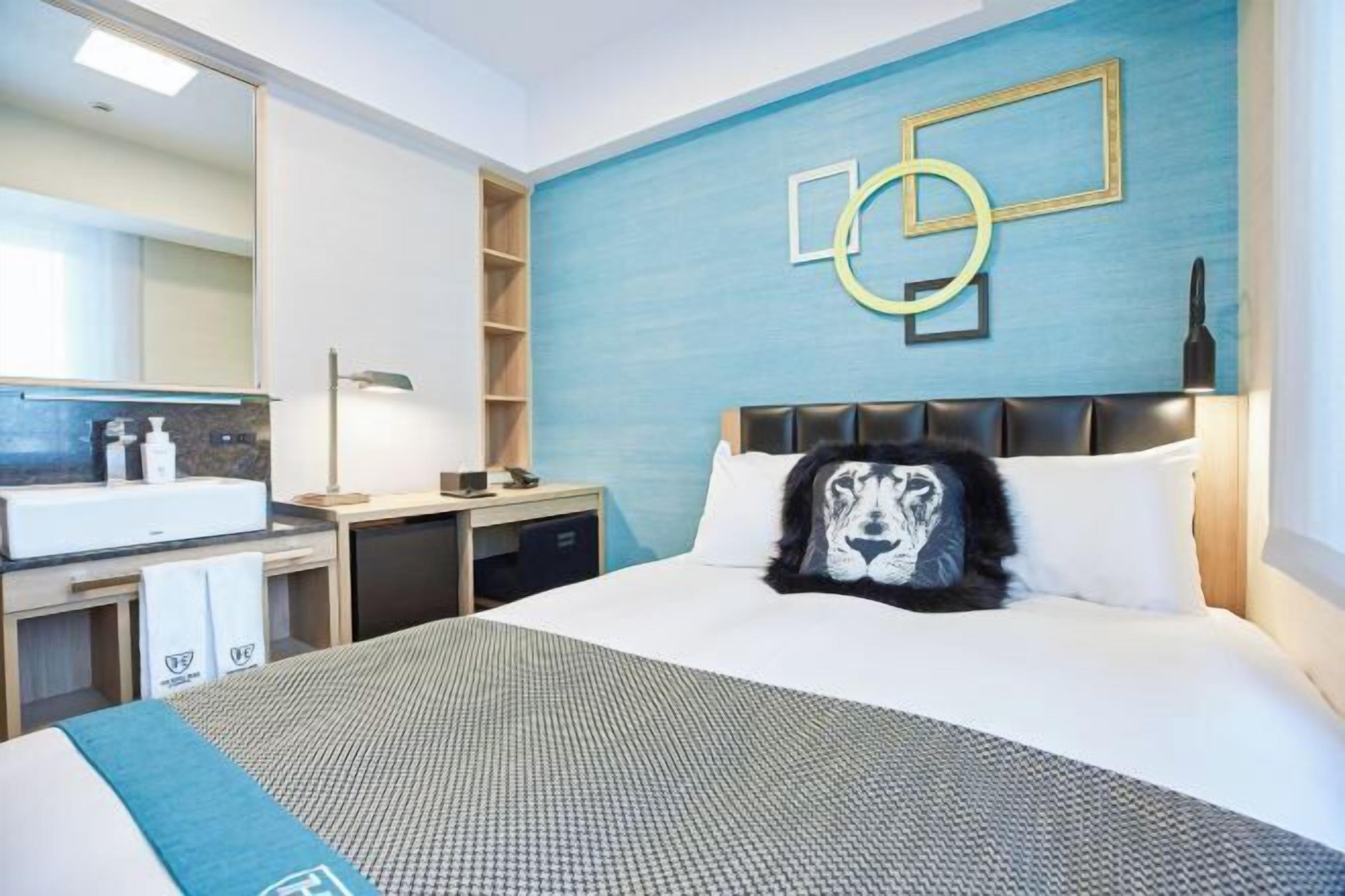 Cofres nos quartos, cortinas blackout, quartos à prova de som