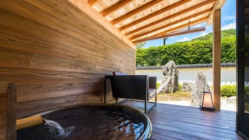 Quarto tradicional, para fumantes (Japanese Style, Open-air Bath) | Edredons de pluma, frigobar, cofres nos quartos