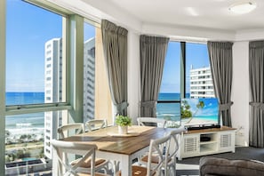 Apartamento Deluxe, 3 quartos, casa de banho anexa, vista para o oceano | Refeições no quarto