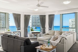 Apartamento Deluxe, 3 quartos, casa de banho anexa, vista para o oceano | Sala de estar | TV de ecrã plano