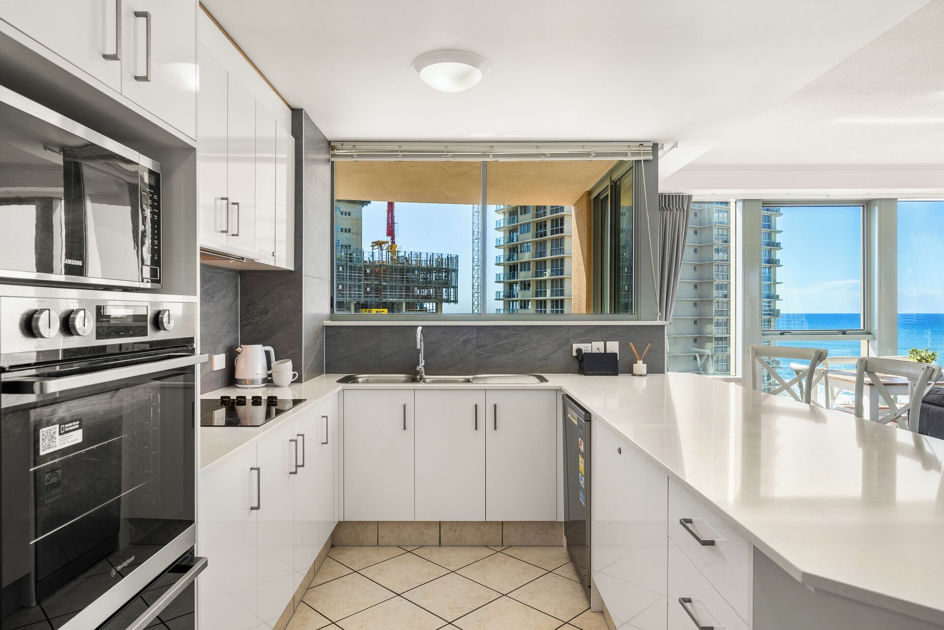 Apartamento Deluxe, 3 quartos, casa de banho anexa, vista para o oceano | Cozinha privada | Um frigorífico/congelador grande, um micro-ondas, um forno 