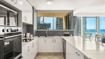 Apartamento Deluxe, 3 quartos, casa de banho anexa, vista para o oceano | Cozinha privada | Um frigorífico/congelador grande, um micro-ondas, um forno