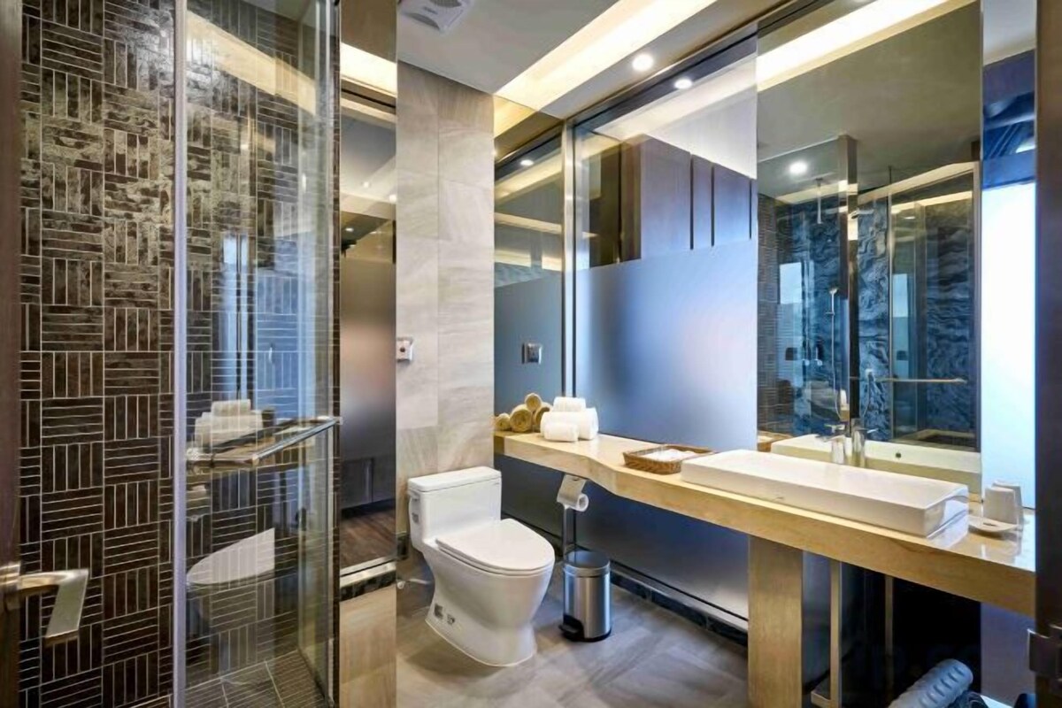 Casa de banho | Artigos de higiene pessoal grátis, um secador de cabelo, chinelos 