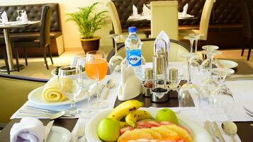 Pequeno-almoço continental diário (8 USD por pessoa)